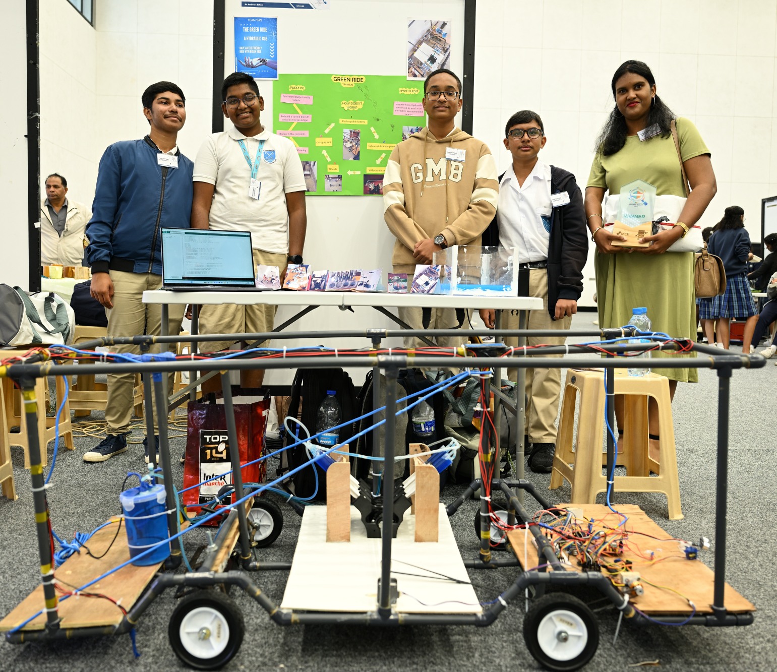 Le Piton State College, le Forest Side SSS (Boys) et le collège St ...